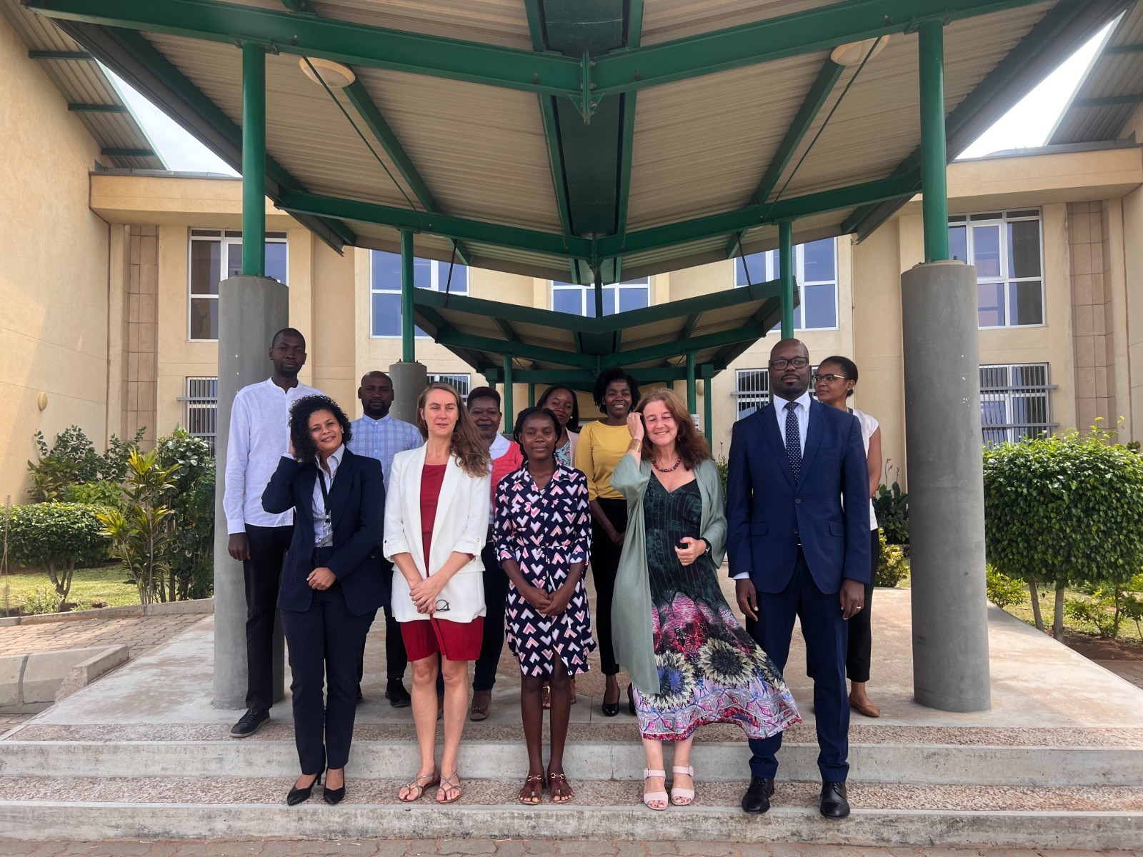 “Embaixadora por um dia” visita INS - Instituto Nacional de Saúde