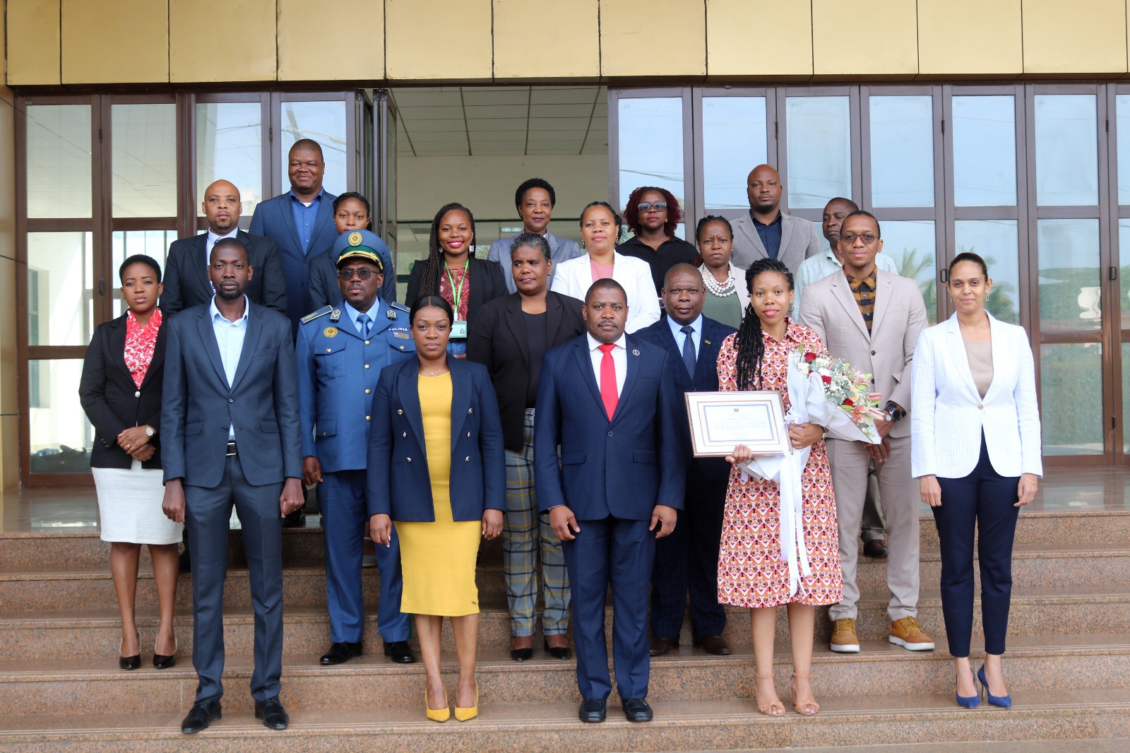 Investigadora do INS homenageada pelo Secretário de Estado da cidade de ...