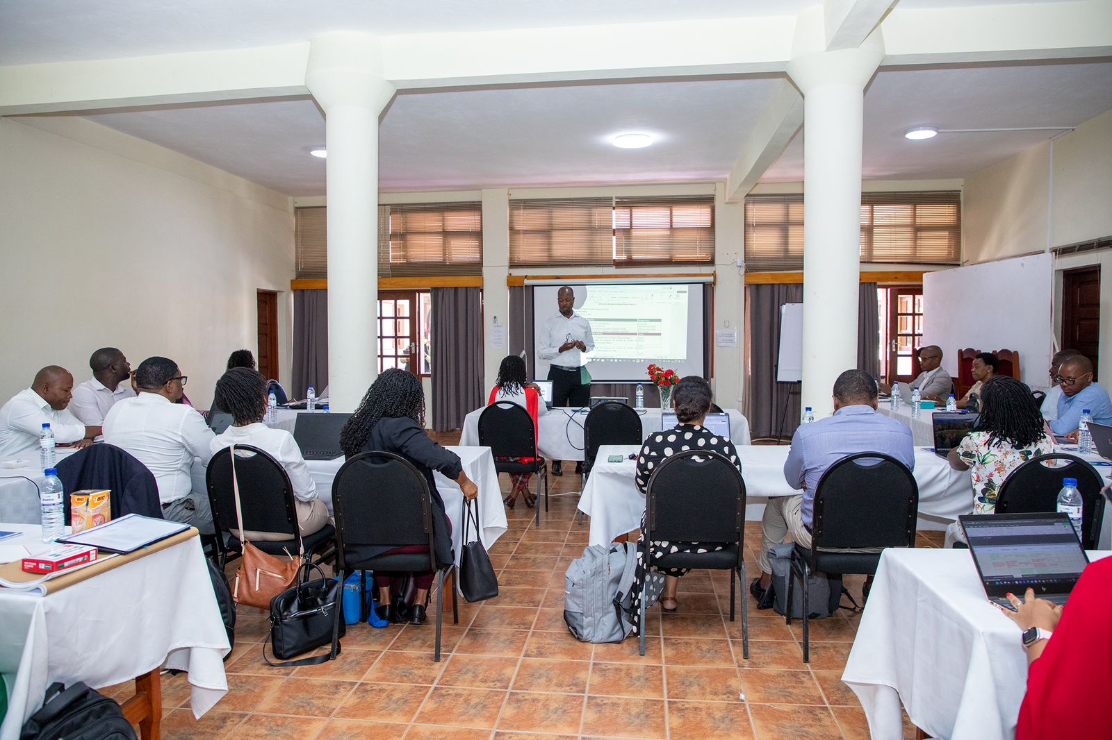 Regulamento Interno do INS em revisão - Instituto Nacional de Saúde