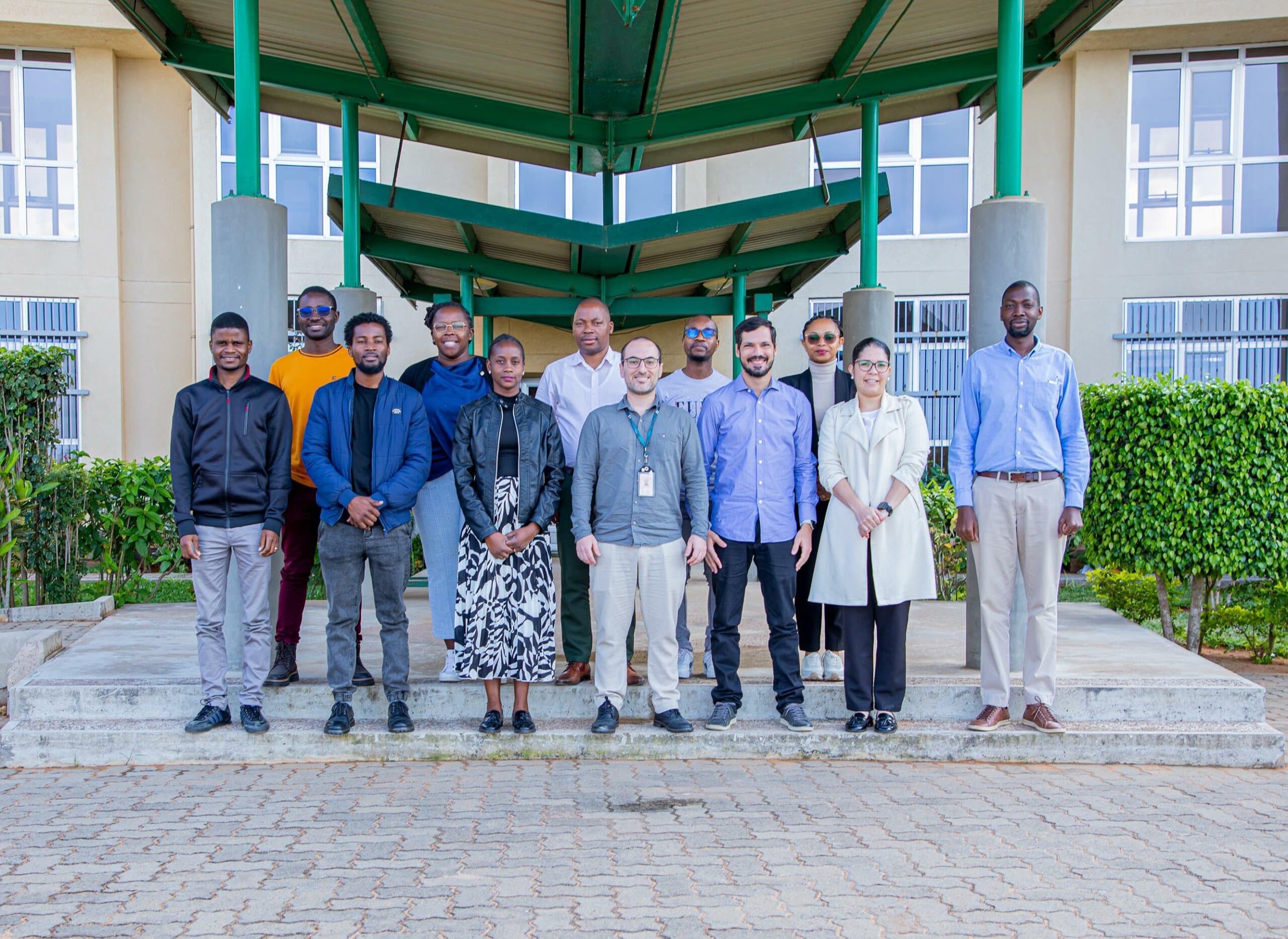 Investigadores do Laboratório de Biotecnologia e Genética do INS ...
