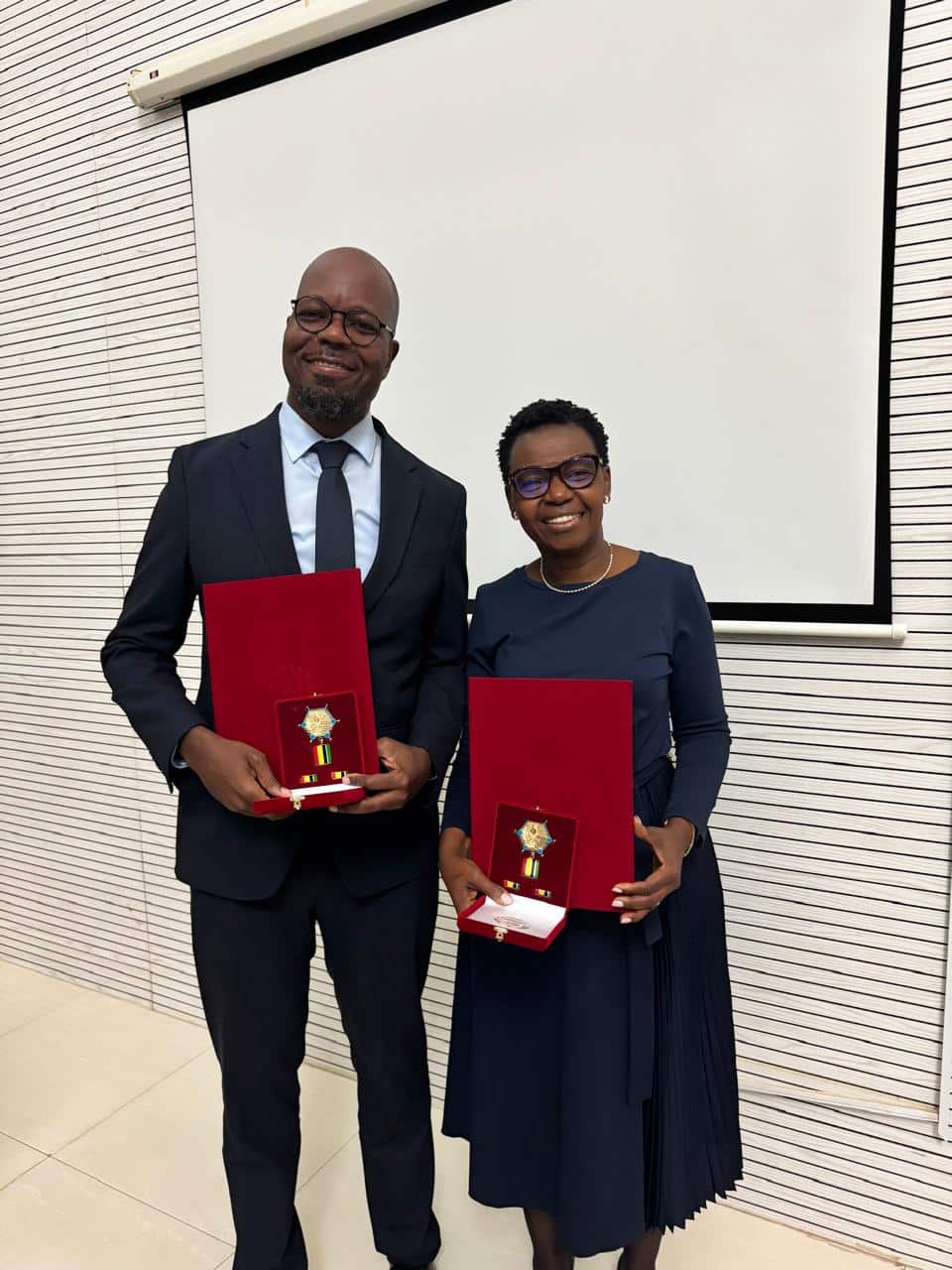 Investigadores do INS distinguidos pelo PR com Medalha de Mérito da ...