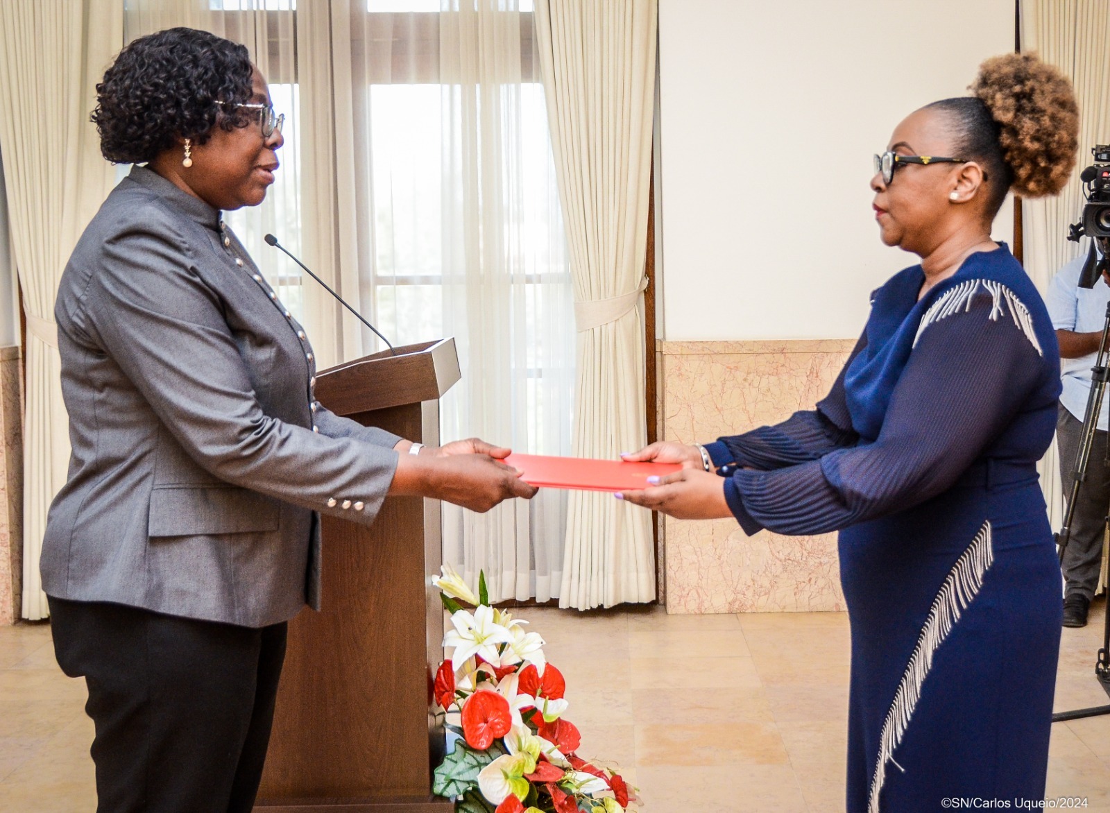 Primeira Ministra Confere Posse a Nova Directora Geral Adjunta ...